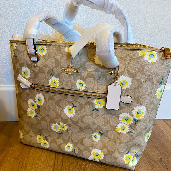 Coach | Bags | Gallery Tote In Signature Canvas With Daisy Print Coach ...